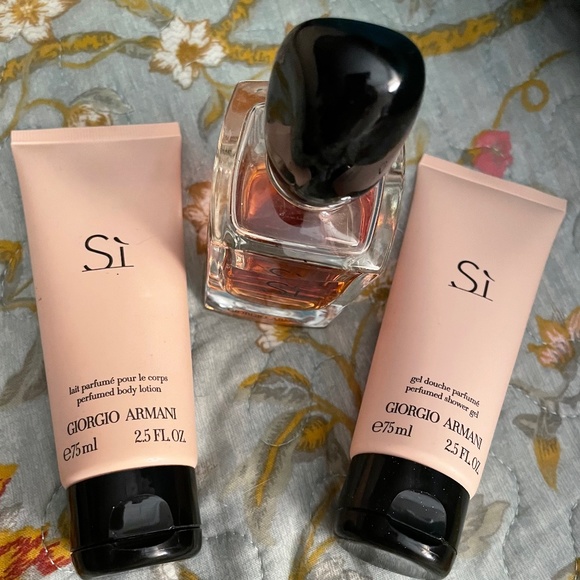 Giorgio Armani | Bath & Body | Giorgio Armani Si Perfume Gift Set ...